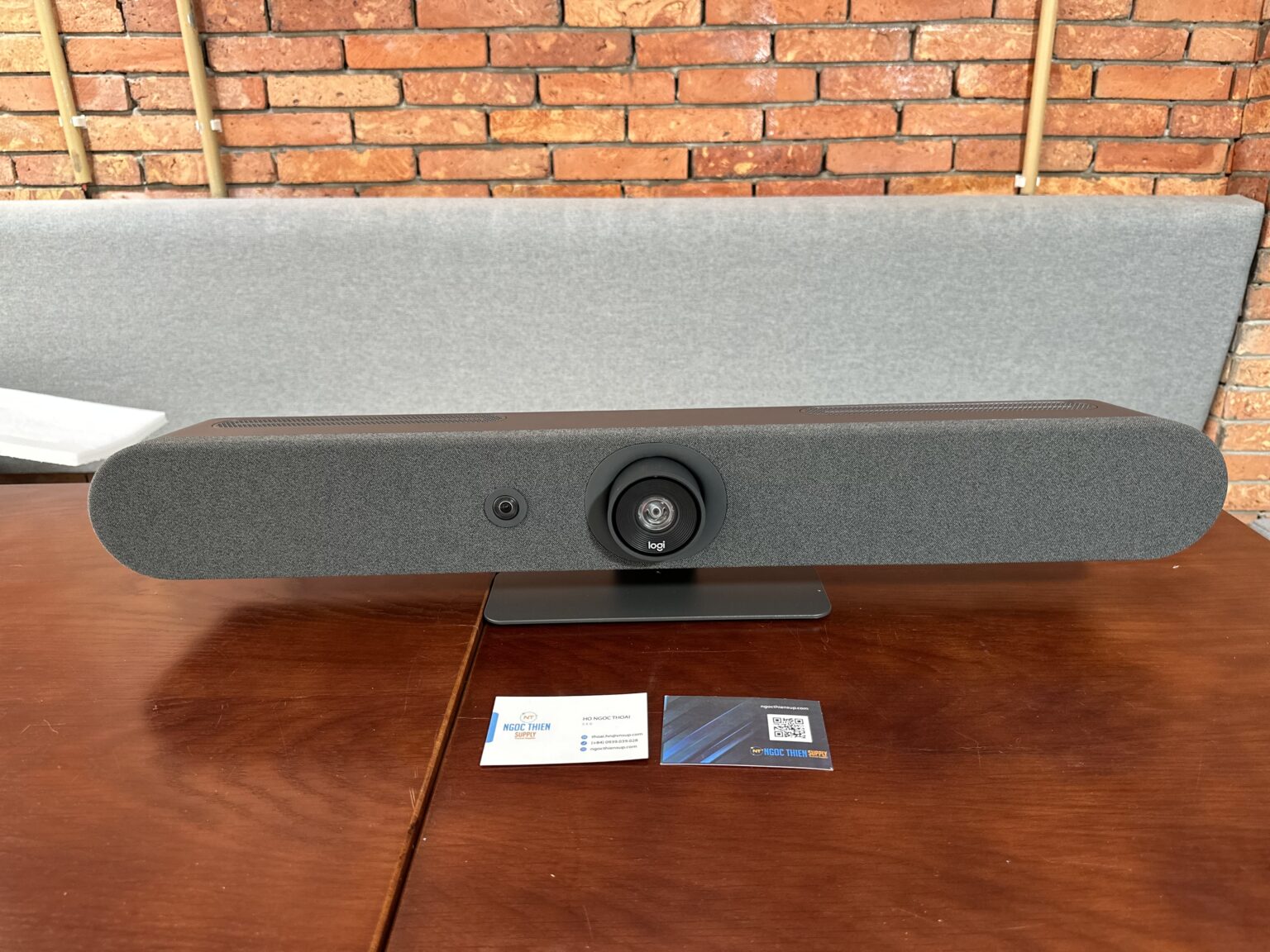 Logitech Rally Bar Mini review chi tiết - logitech rally bar mini review